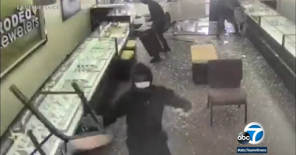 SMASH AND GRAB: Thieves Crash Car into California Jewelry Store in ...